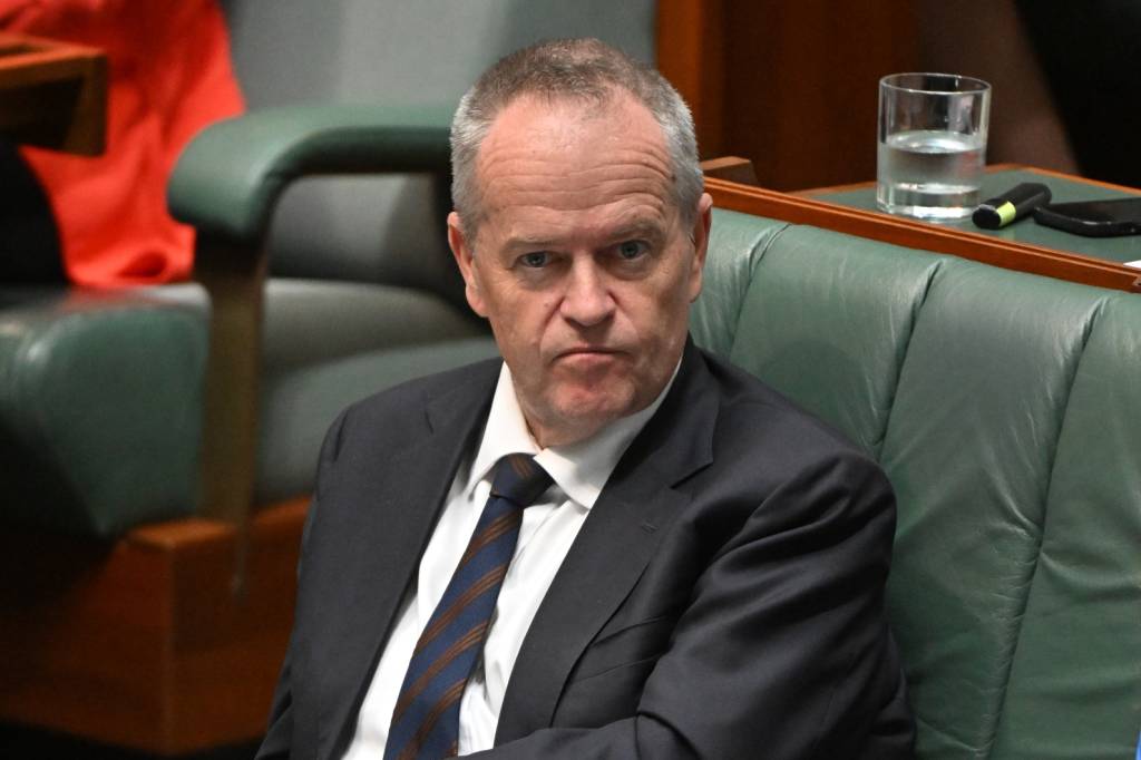 Centrelink worker stabbing to be investigated, Shorten visits site