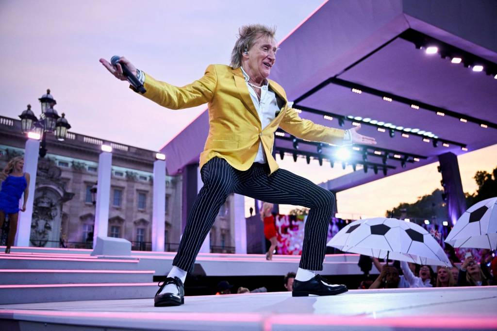 PSsst! Money bags, Rod Stewart’s secretarial fan club