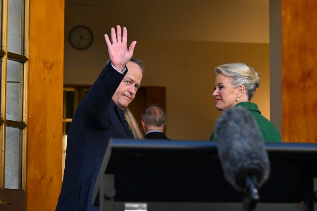 Shorten reassures robodebt victims champions for justice remain